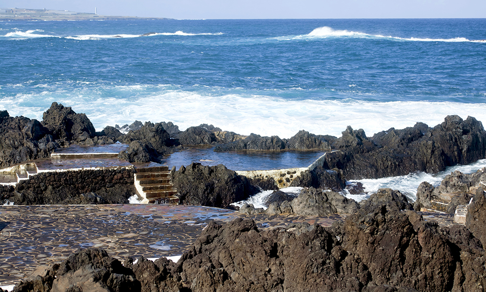 Tide pool in volcanic rocks in Tenerife. | Magasinet Reiselyst